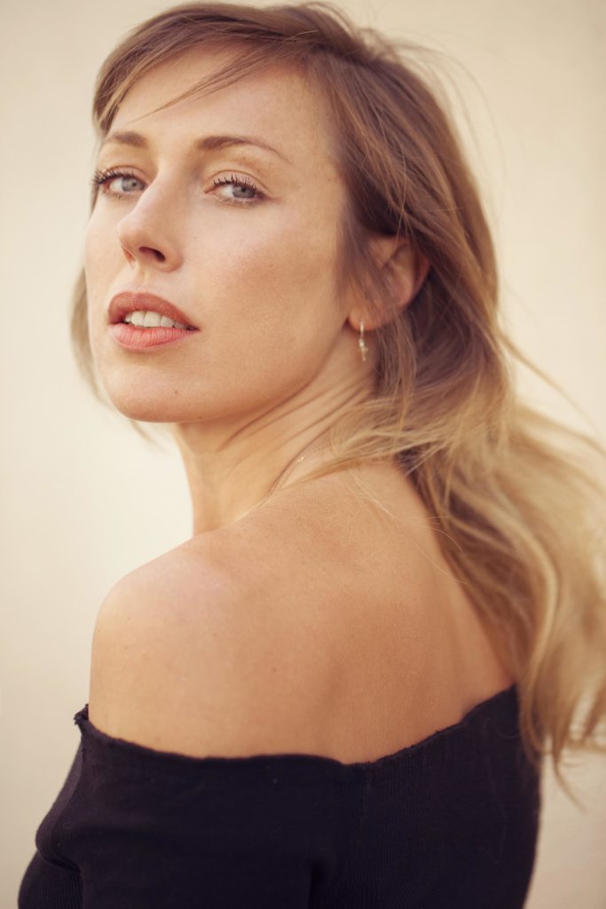 SARAH GELLÉ - DISTR'ART - Agence Artistique & Littéraire