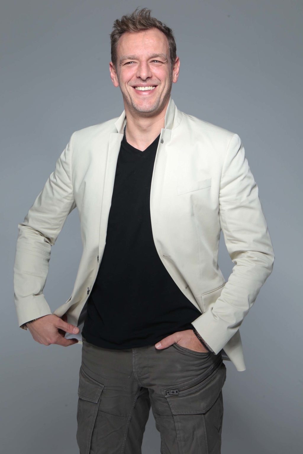 ROMAIN SIMON - DISTR'ART - Agence Artistique & Littéraire